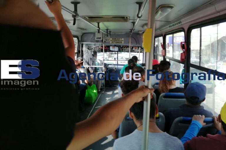 Transporte público lleno - Agencia de Fotografía Es Imagen