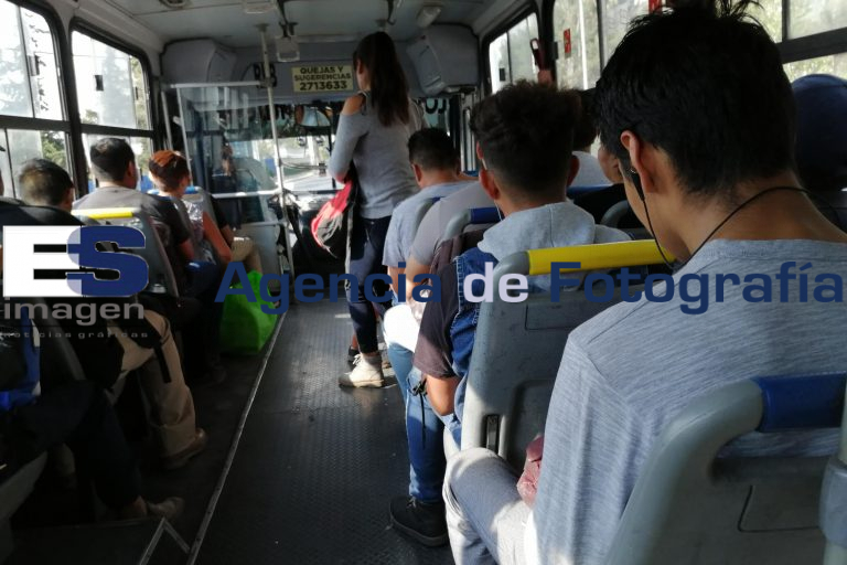 Transporte público lleno - Agencia de Fotografía Es Imagen