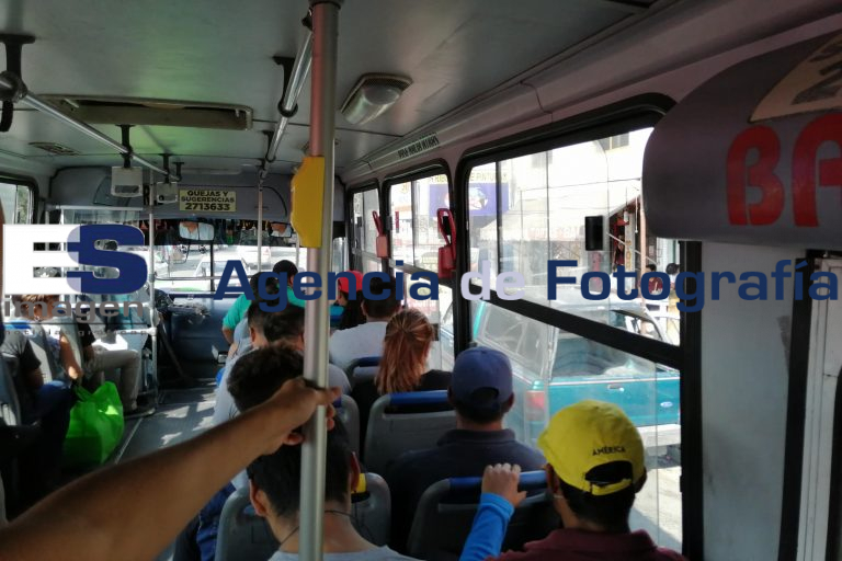 Transporte público lleno - Agencia de Fotografía Es Imagen
