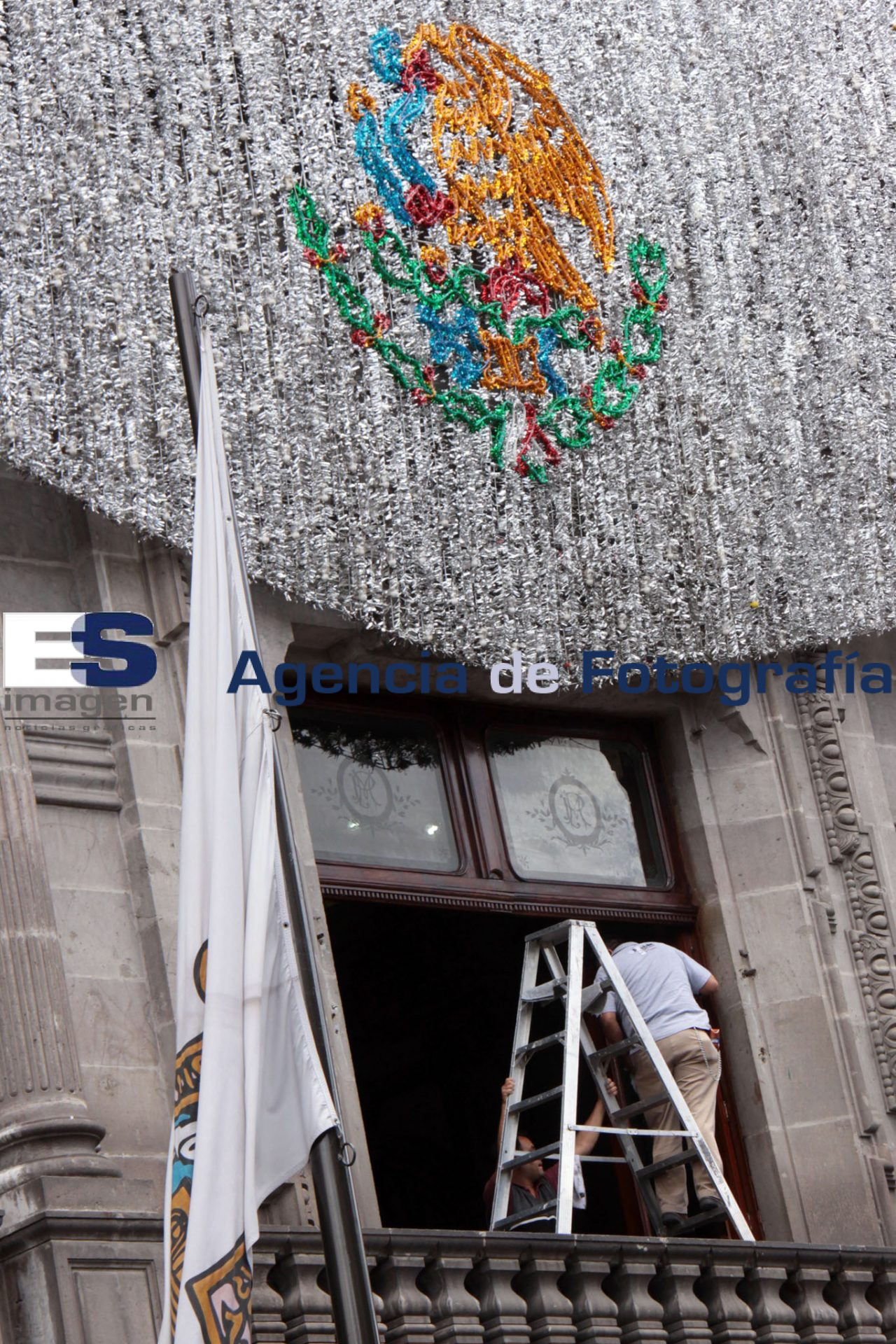 Adornos mes patrio en el Centro Histórico - Agencia de Fotografía Es Imagen