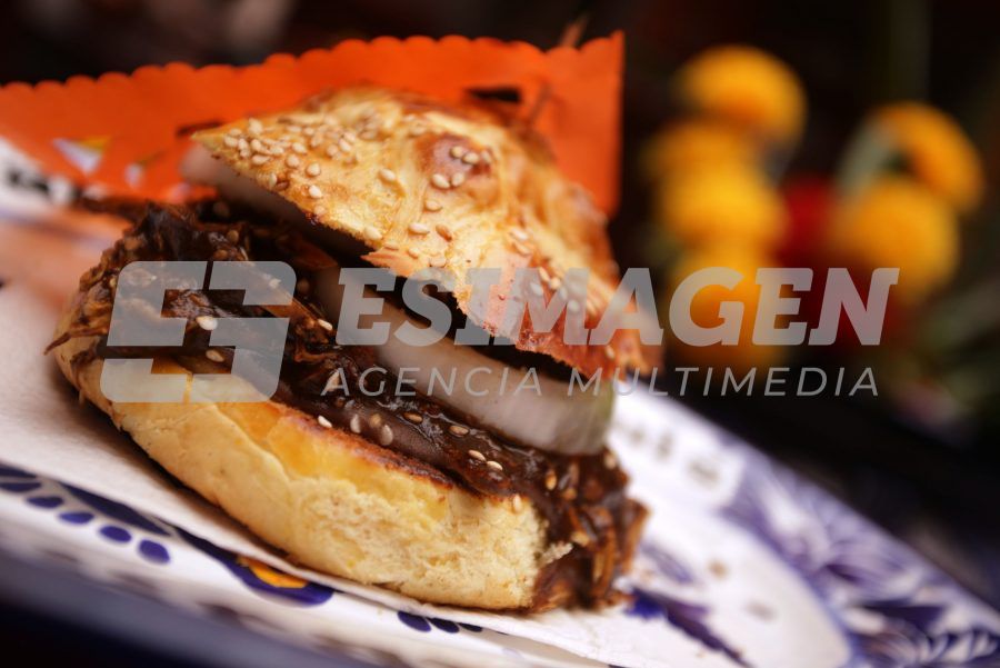 Hojaldras rellenas de mole en el Patio de San Luis - Agencia de ...