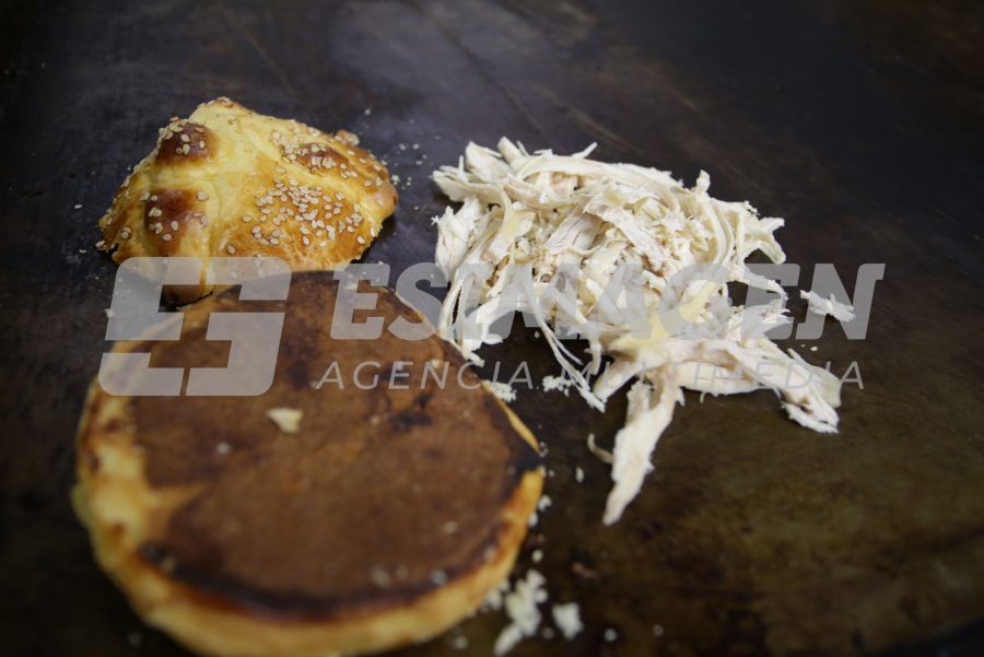 Hojaldras rellenas de mole en el Patio de San Luis - Agencia de ...