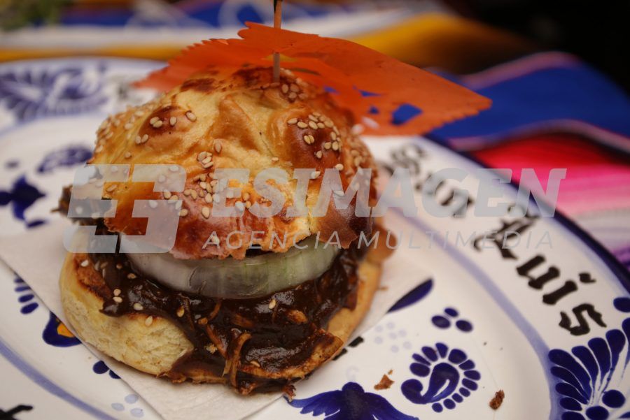 Hojaldras rellenas de mole en el Patio de San Luis - Agencia de ...