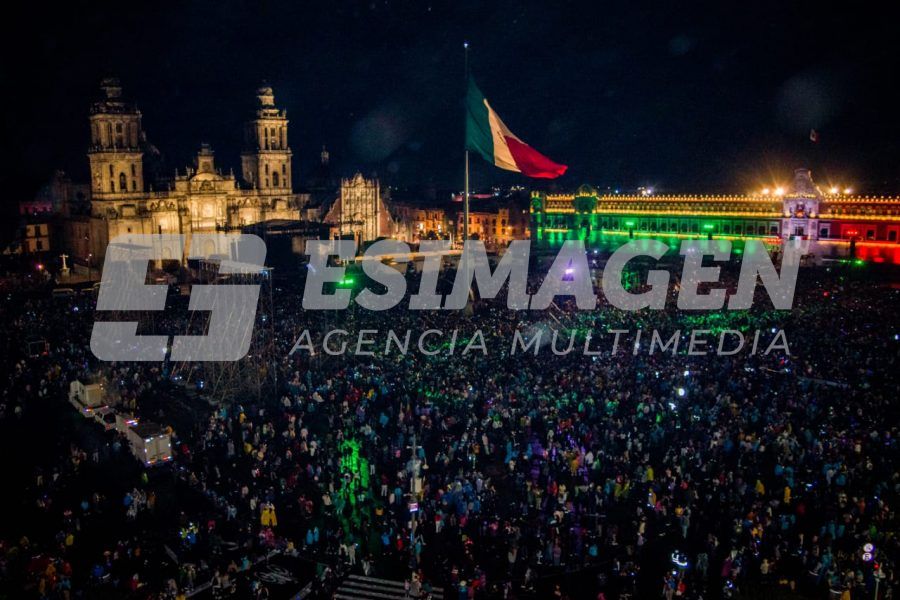 Aspectos en la plancha del zócalo capitalino previo al Grito de ... Aspectos en la plancha del zócalo capitalino previo al Grito de ...