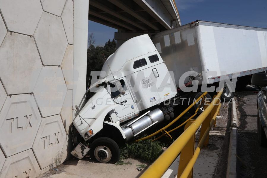 Choca tráiler a dos vehículos en "El Molinito" - Agencia de Fotografía ...