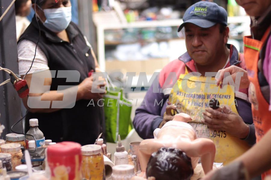 Gabriel Chacón, 27 años restaurando niños Dios en el Mercado municipal ...