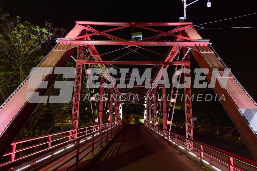 Así se ve el puente rojo con su nueva iluminación - Agencia de ...