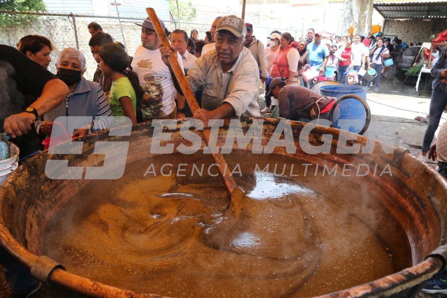 Celebran Mole Prieto en Barrio de San Onofre, Chiautempan - Agencia de ...