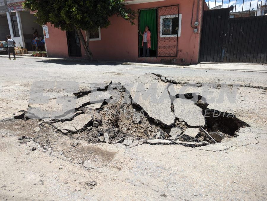 Reportan hundimiento en la colonia Historiadores - Agencia de ...