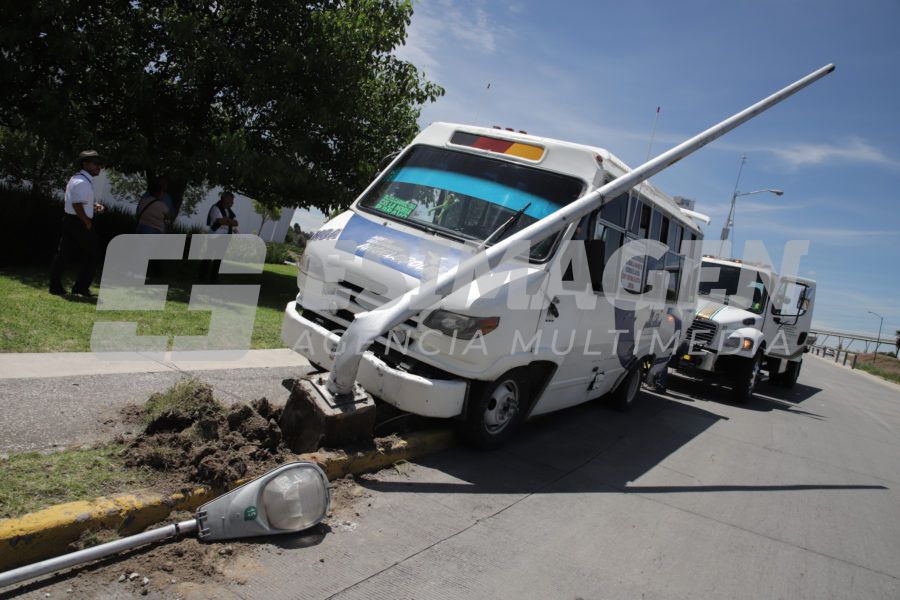 Ruta Angelópolis choca con poste de luz en la Atlixcáyotl - Agencia de ...