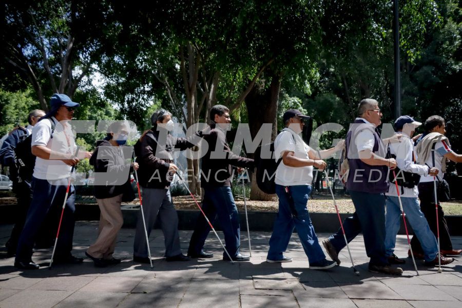 Personas invidentes realizan caminata sobre el Paseo Bravo - Agencia de ...
