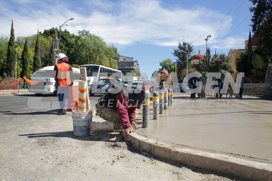 Trabajos de guarniciones de banqueta y bolardos en bulevar 5 de mayo ...