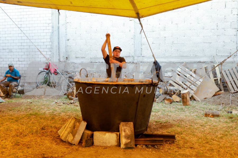 Realizan el tradicional mole prieto en el barrio de San Onofre en ...