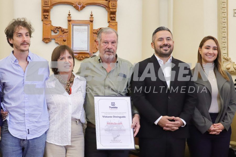 Entrega del reconocimiento "Visitante Distinguido" al uruguayo Adolfo ...
