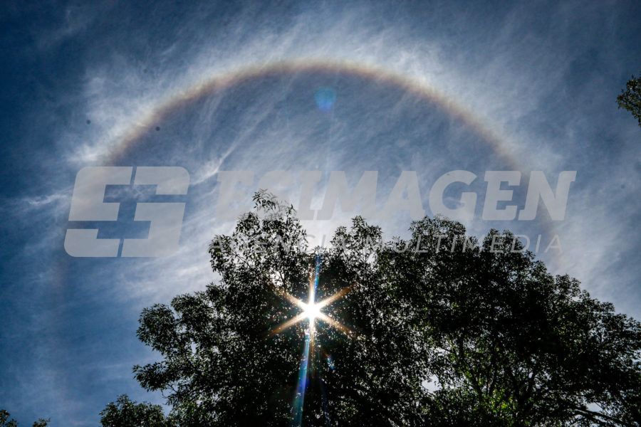 Se dibuja un halo de luz en el sol - Agencia de Fotografía Es Imagen