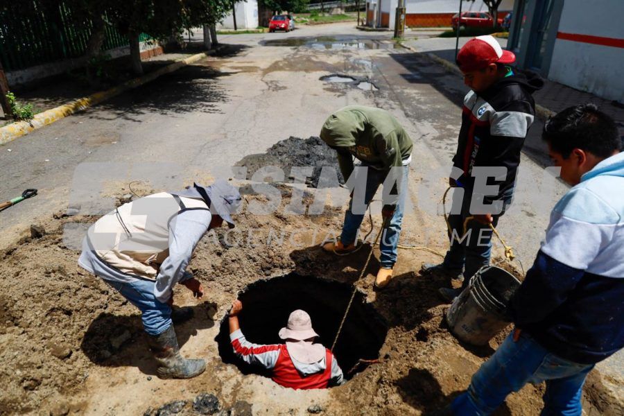 Reparan socavón en calle Josefa Castelar - Agencia de Fotografía Es Imagen